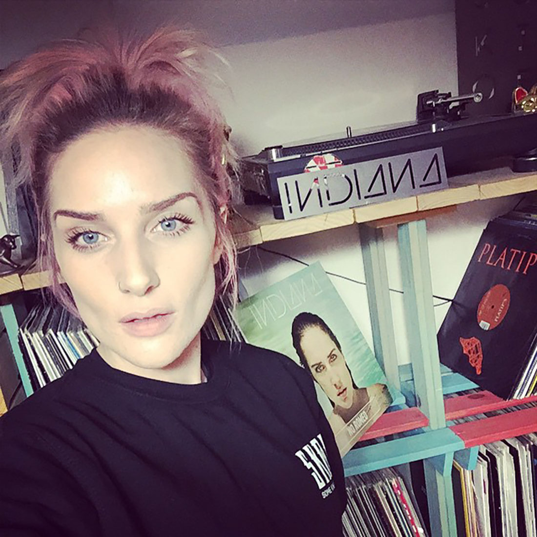 Nottingham singer-song writer Indiana finds chart success – Notts TV ...