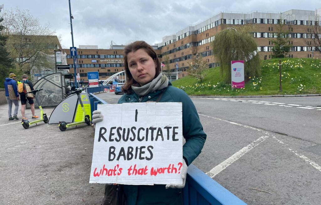 Junior doctor explains message on QMC picket line placard | Notts TV ...