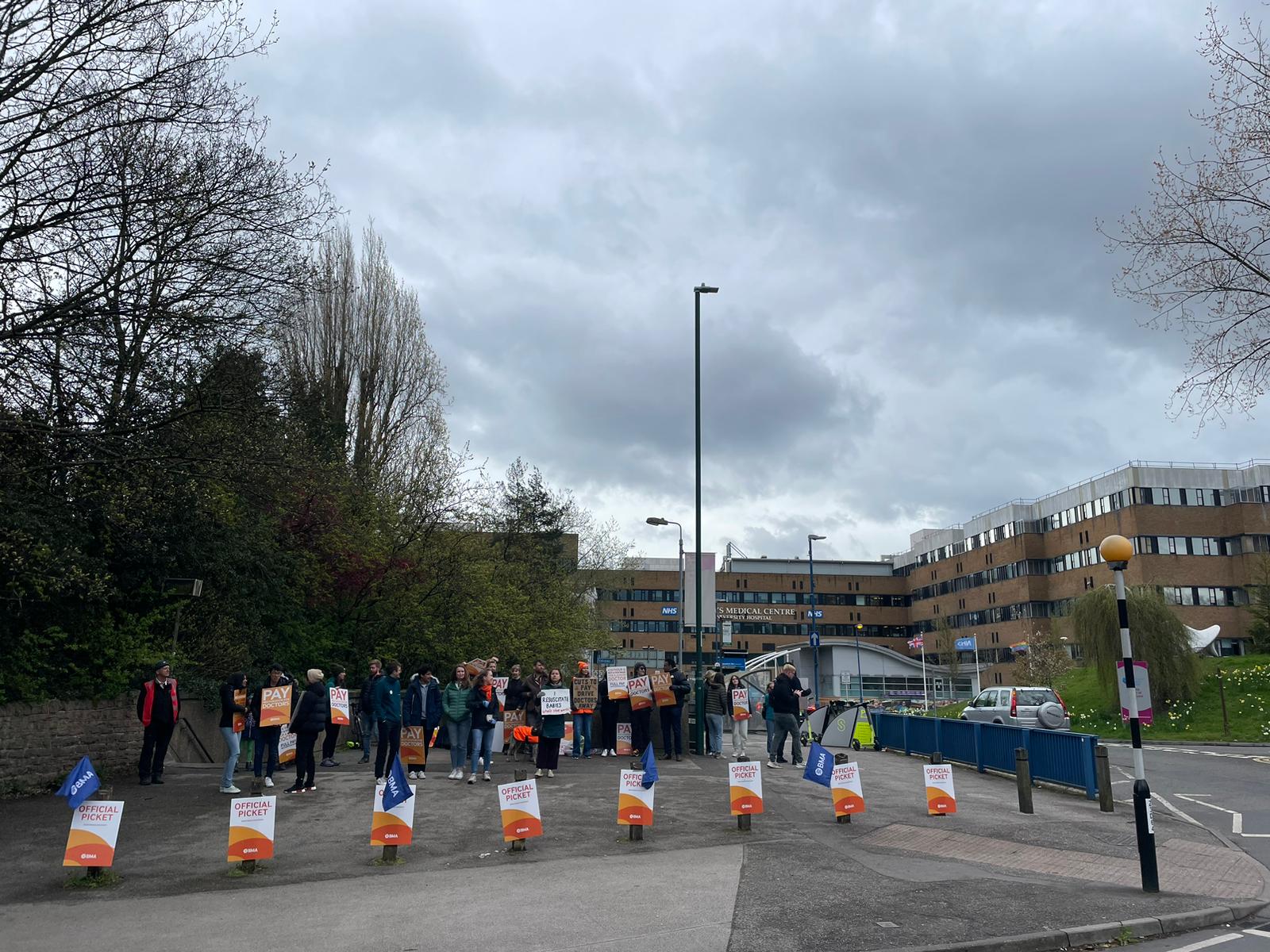 Junior doctor explains message on QMC picket line placard – Notts TV ...