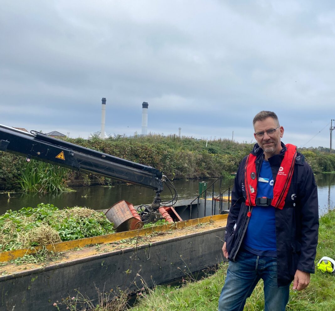 Floating digger used to tackle Nottingham canal weed ‘growing up to ...